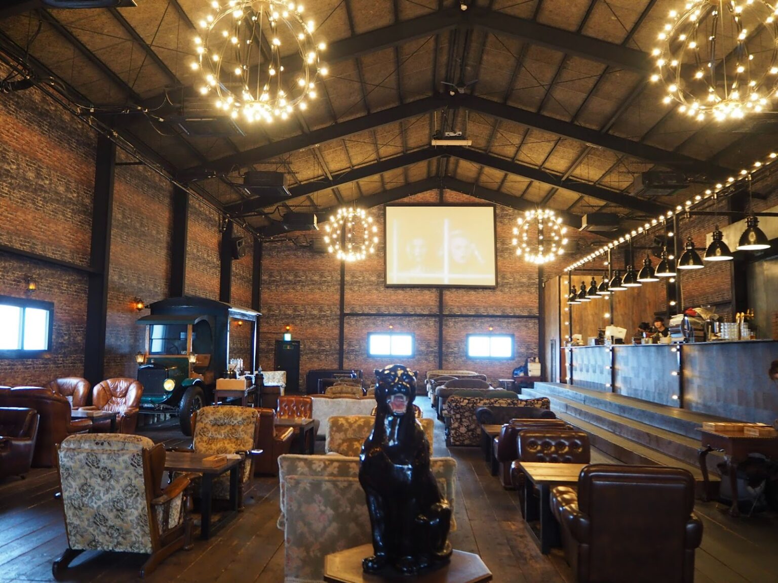 【栗東】THE HIDEAWAY FACTORY｜外国にいるような非日常を体験できる日本最大級の倉庫レストラン - ここと｜滋賀・京都のローカルメディア