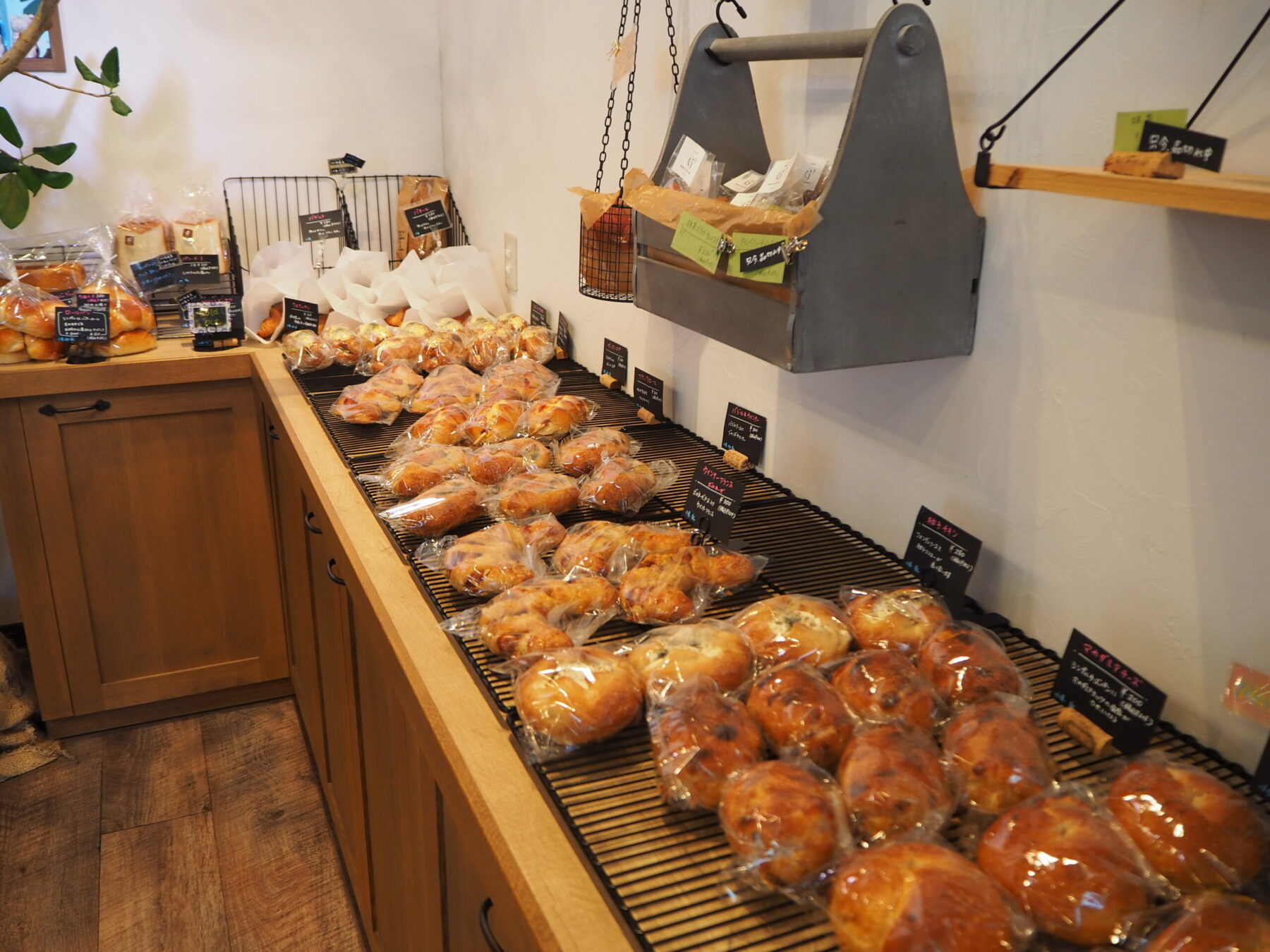 【草津】BAKE FACTORY G-PLUS｜種類豊富なパンに囲まれて幸せなひと時を過ごせるベイクショップ！ - ここと｜滋賀・京都の ...