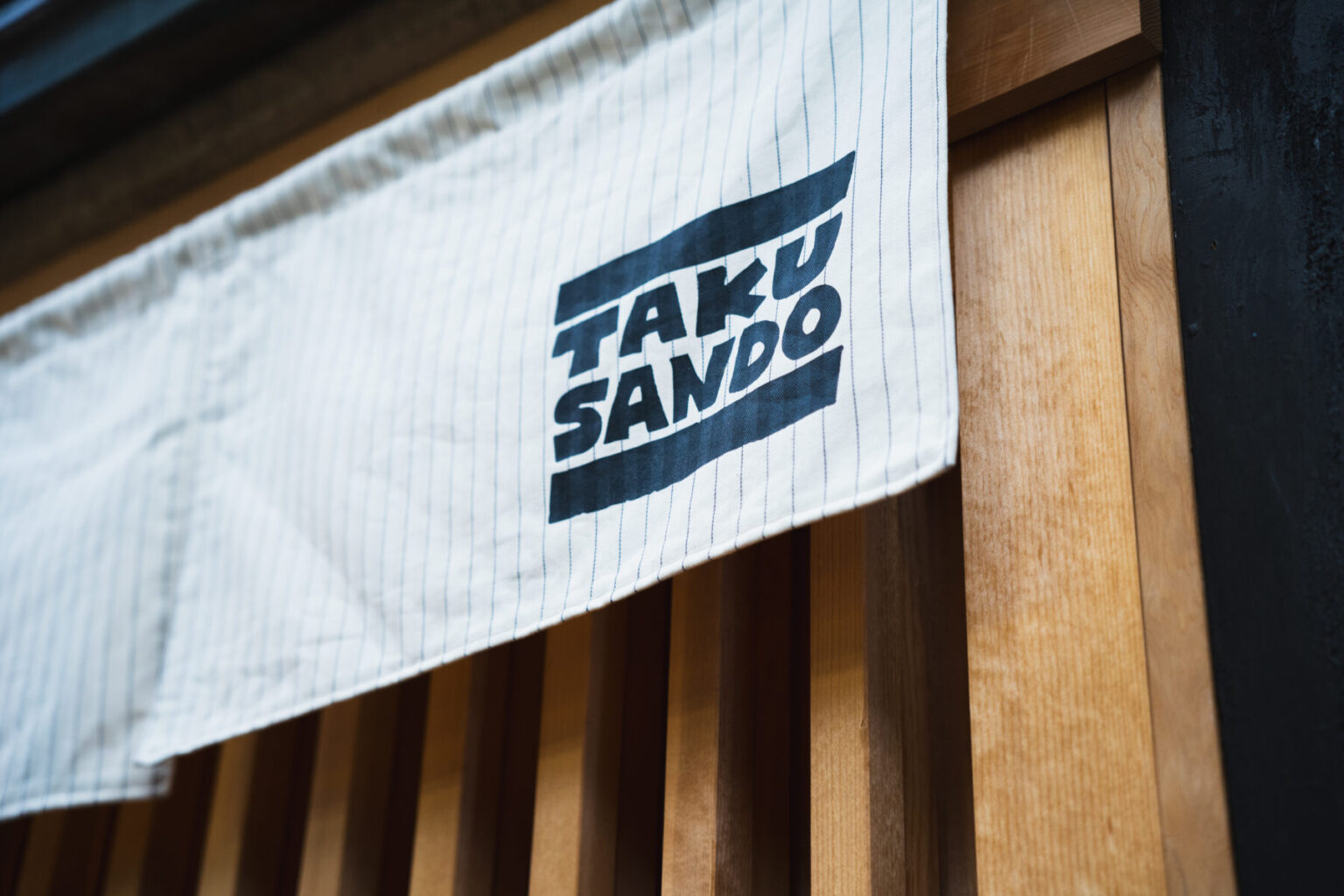 【京都市役所前】TAKU SANDO｜日本初上陸！ボリューム満点のサンドイッチと日本酒 - ここと｜滋賀・京都のローカルメディア